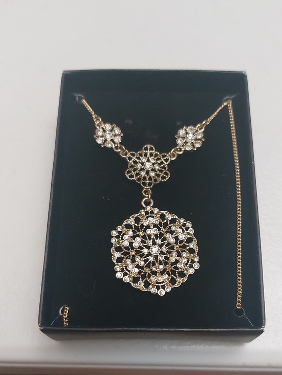 Avon | Jewelry | Avon Saq Gold Tone Crystal Accents Lacy Filigree ...